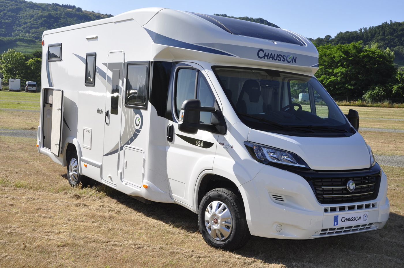 Teilintegriertes Wohnmobil für bis zu 5 Personen, Wohnmobil ...