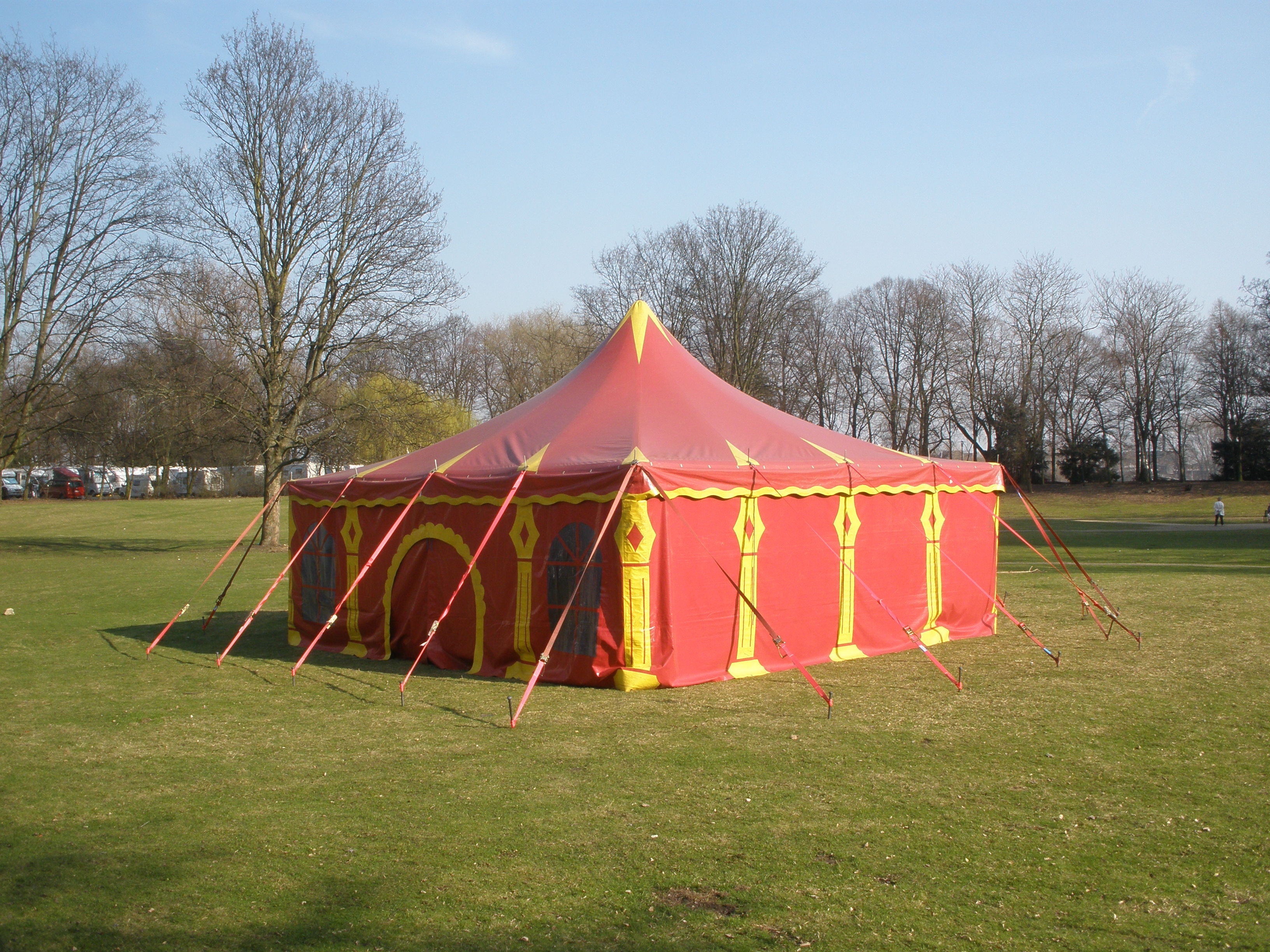 Zirkuszelt 8 x 8m eckig mit ca. 64qm Grundfläche - www.mietedeinezelte.de
