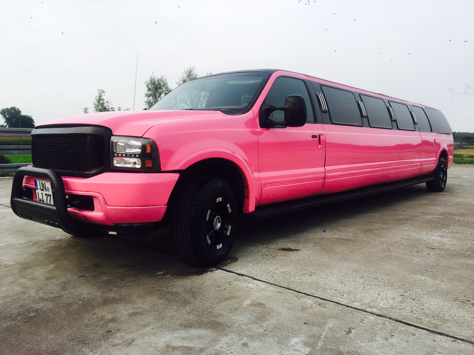 Stretchlimousine Hummer / Ford Excursion in pink, Luxus pur, Roter ...
