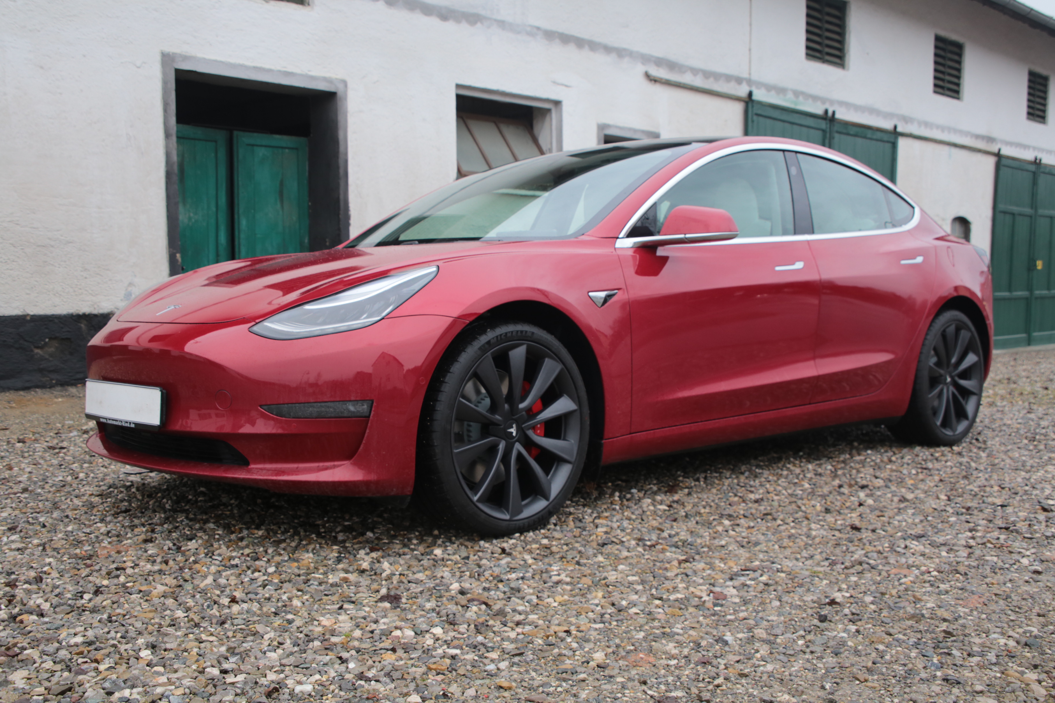 Tesla Model 3 Performance Allrad in schickem Rot mit edler, weißer ...